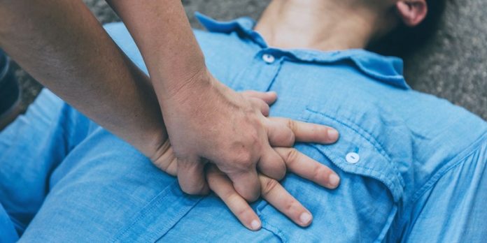 Cara Melakukan Pertolongan CPR pada Dewasa & Anak • Deherba.com