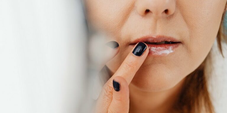 7 Penyebab Bibir Hitam dan Cara Alami Mencerahkannya Kembali • Deherba.com